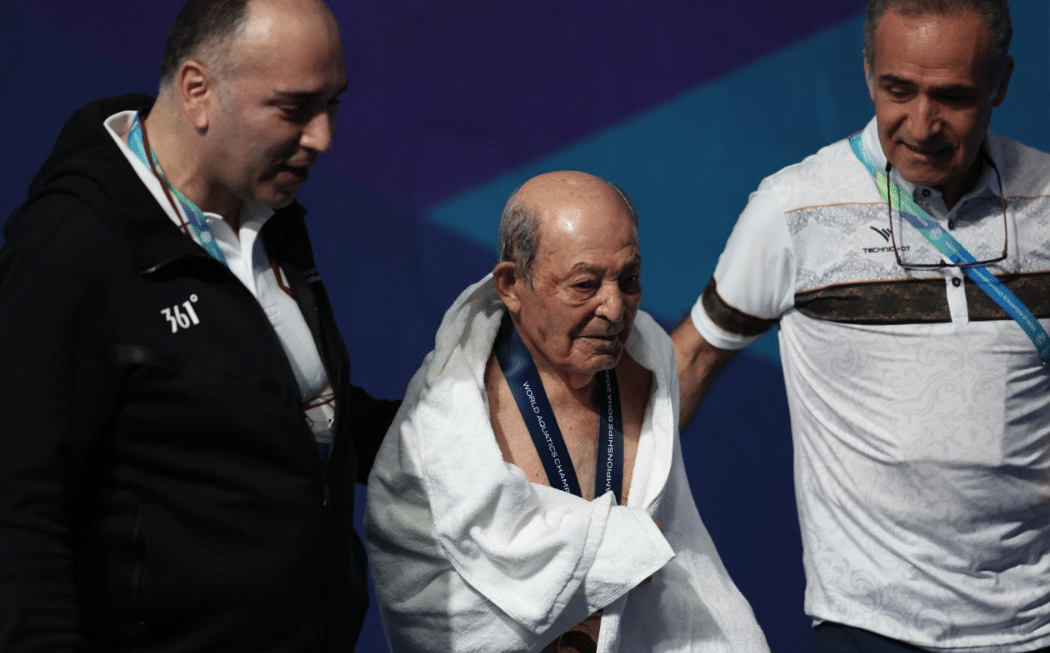 Taghi Askari, clavadista de 100 años sorprende en el Mundial de ...