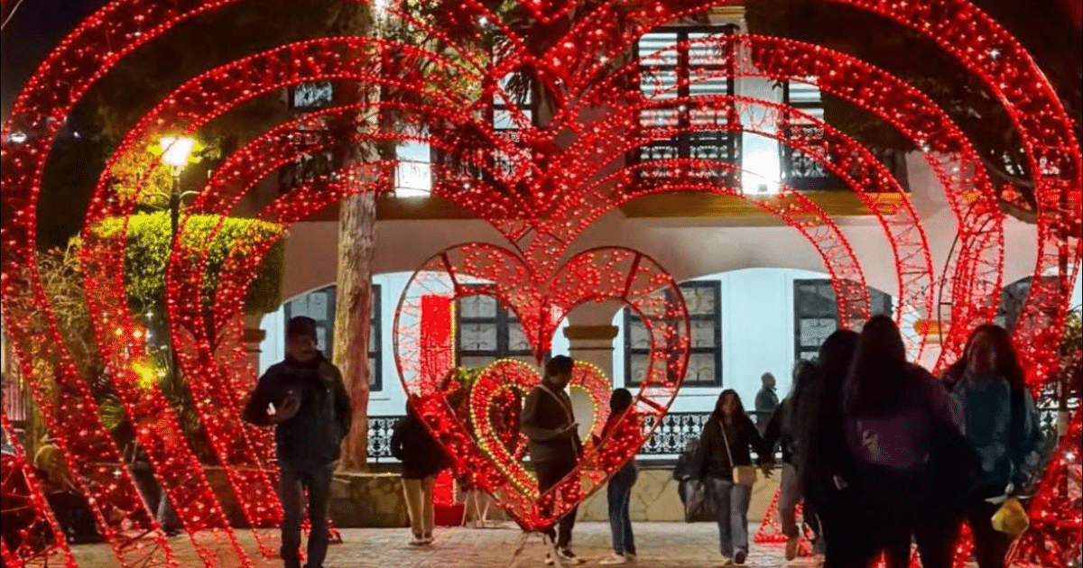 Comitán, Chiapas se ilumina con adornos por el Día del Amor y la Amistad